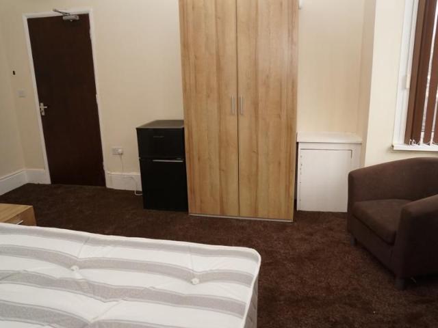 1 bedroom in a house share to rent