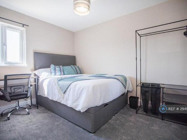 1 bedroom in a house share to rent