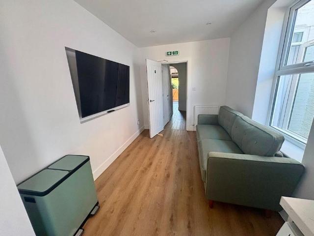 1 bedroom in a house share to rent