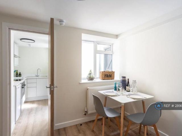 1 bedroom in a house share to rent
