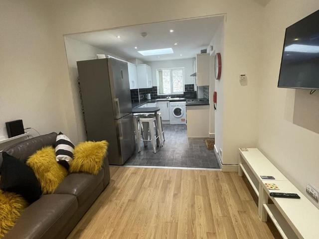 1 bedroom in a house share to rent