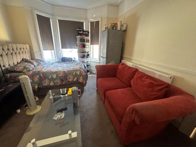 1 bedroom in a house share to rent