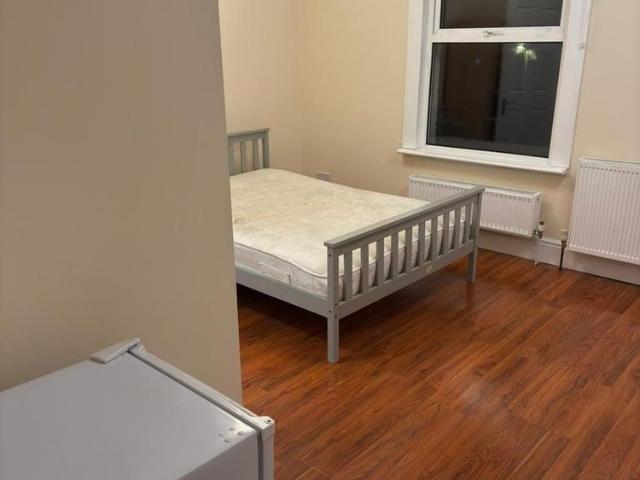1 bedroom in a house share to rent