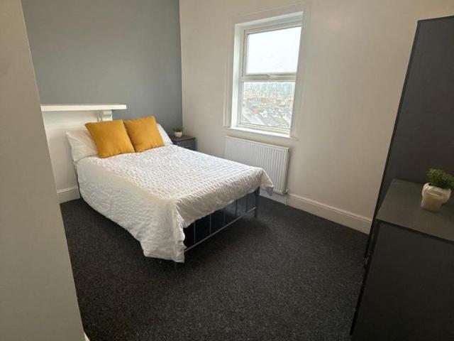 1 bedroom in a house share to rent