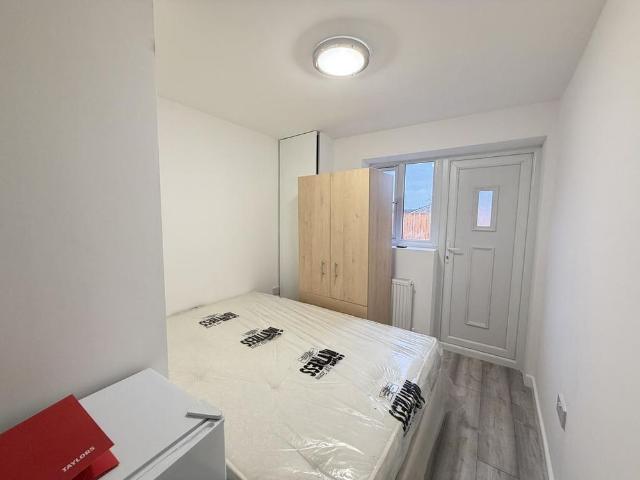 1 bedroom in a house share to rent