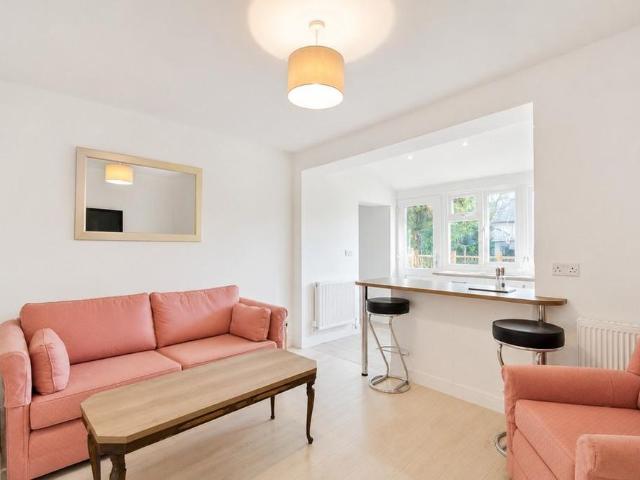 1 bedroom in a house share to rent