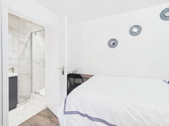 1 bedroom in a house share to rent