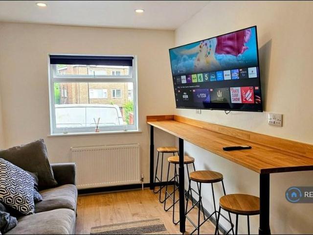 1 bedroom in a house share to rent