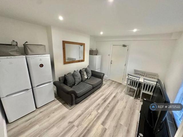 1 bedroom in a house share to rent