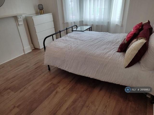 1 bedroom in a house share to rent