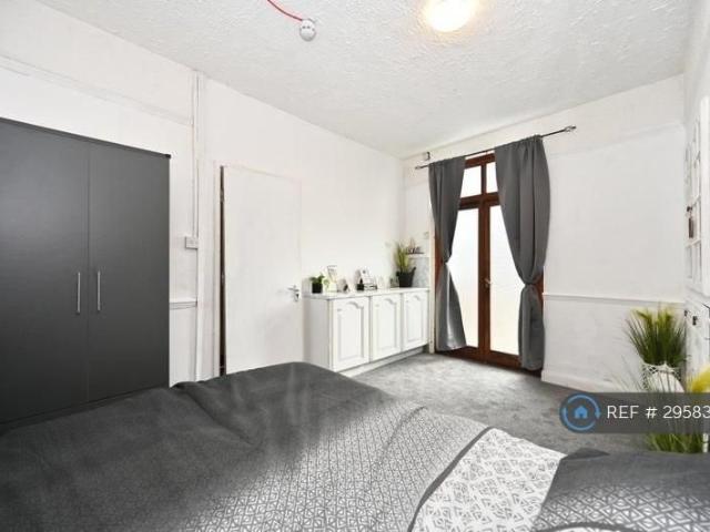 1 bedroom in a house share to rent