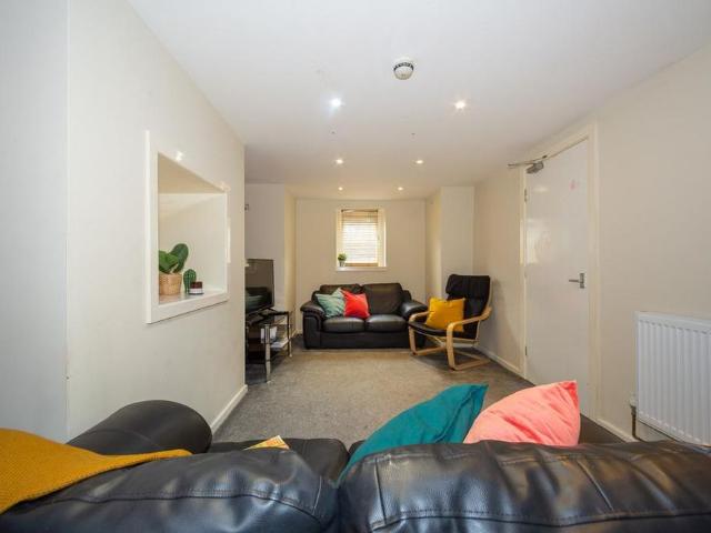 1 bedroom in a house share to rent