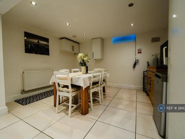 1 bedroom in a house share to rent