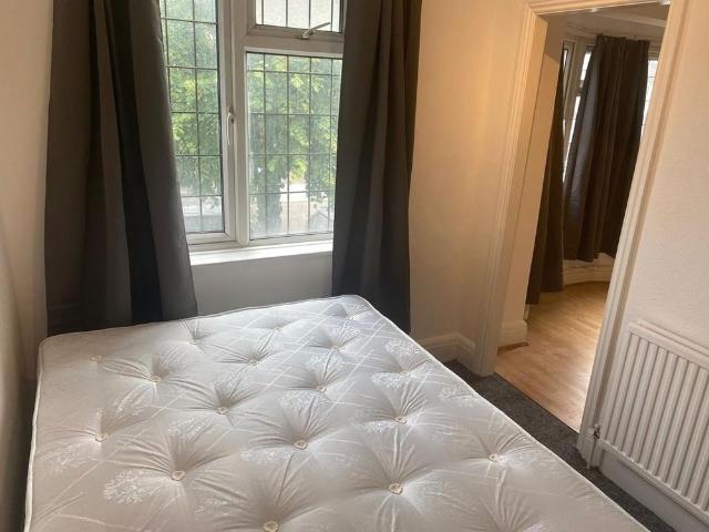 1 bedroom in a house share to rent