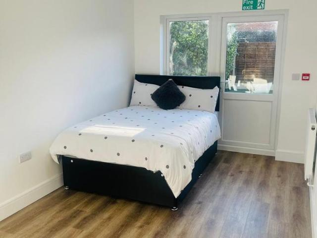 1 bedroom in a house share to rent