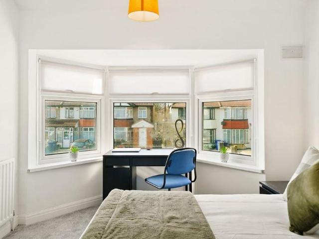 1 bedroom in a house share to rent