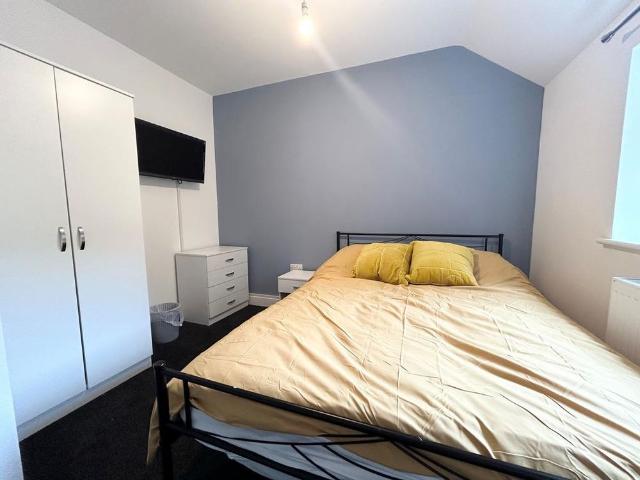 1 bedroom in a house share to rent