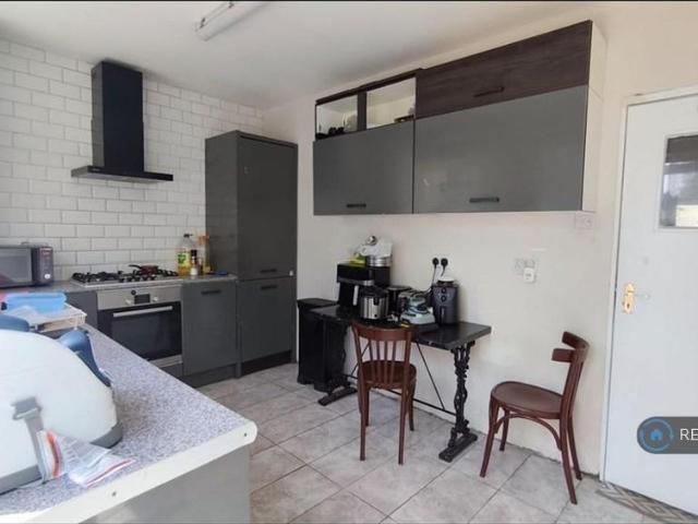 1 bedroom in a house share to rent