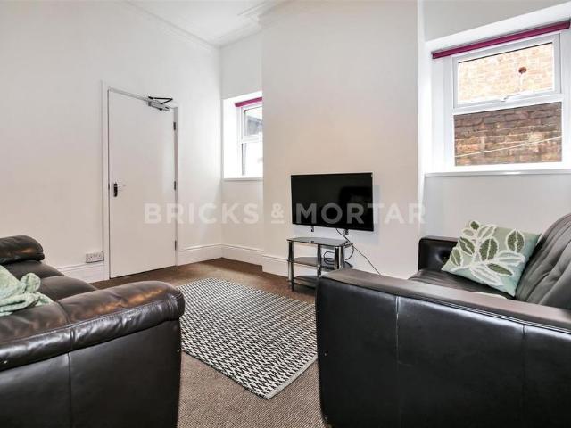 1 bedroom in a house share to rent