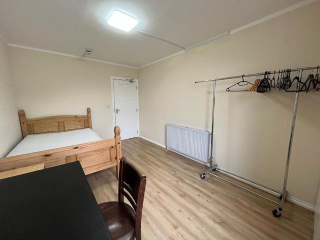 1 bedroom in a house share to rent