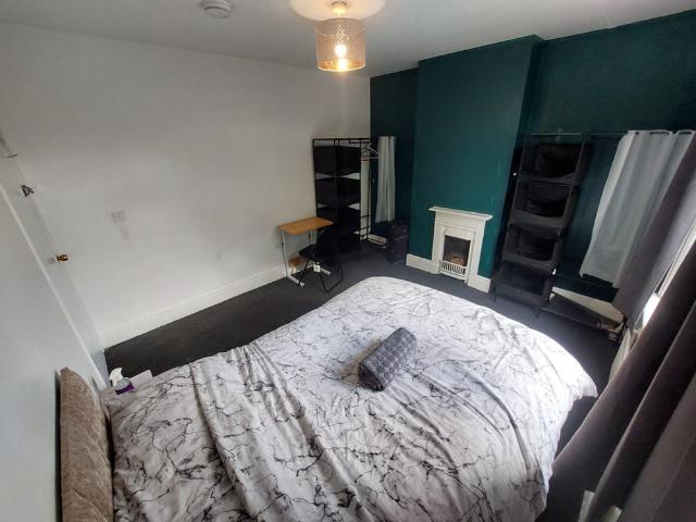1 bedroom in a house share to rent