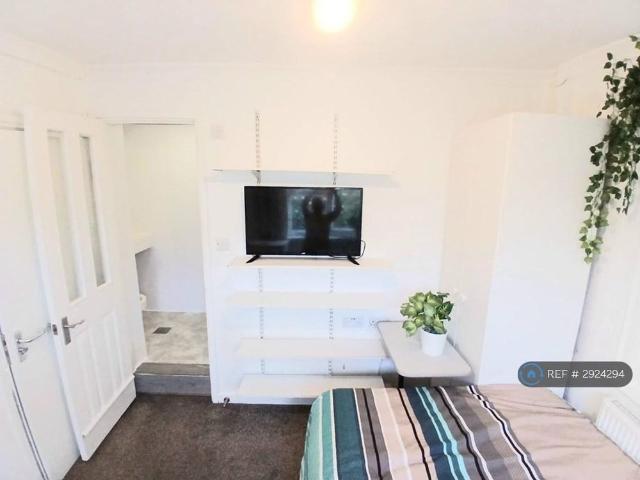 1 bedroom in a house share to rent