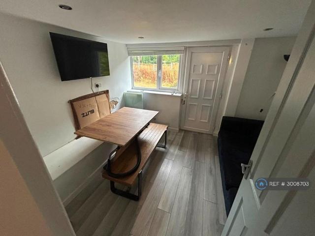 1 bedroom in a house share to rent