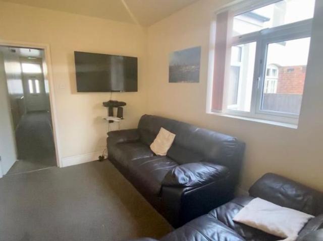 1 bedroom in a house share to rent