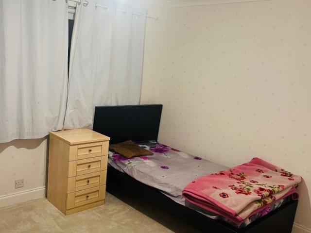 1 bedroom in a house share to rent