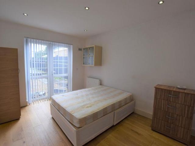 1 bedroom in a house share to rent