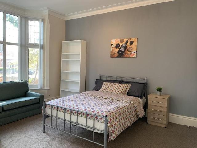 1 bedroom in a house share to rent