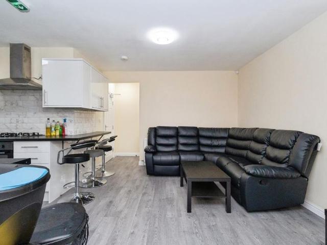 1 bedroom in a house share to rent