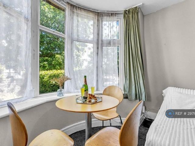 1 bedroom in a house share to rent