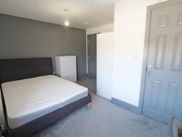 1 bedroom in a house share to rent