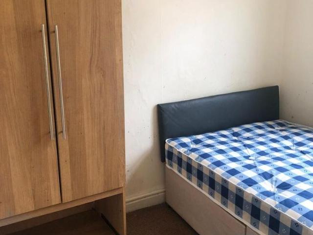 1 bedroom in a house share to rent