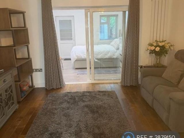 1 bedroom in a house share to rent