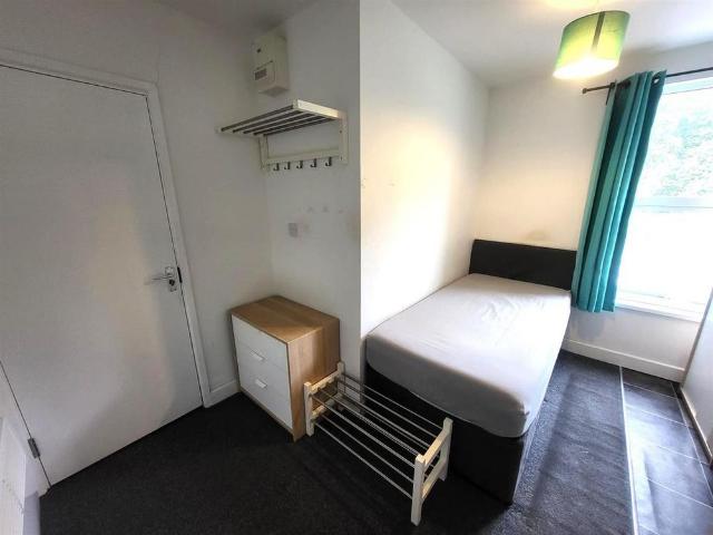 1 bedroom in a house share to rent