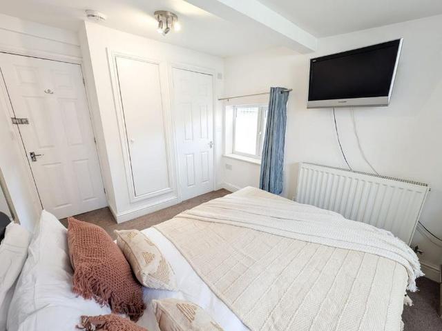 1 bedroom in a house share to rent