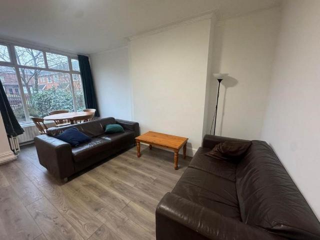 1 bedroom in a house share to rent