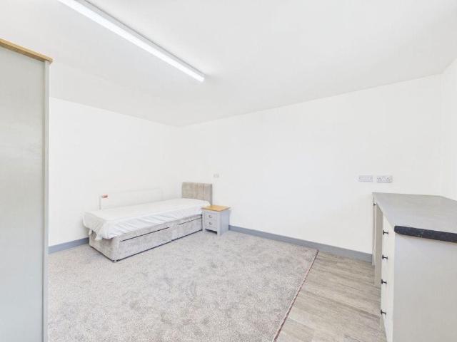 1 bedroom in a house share to rent