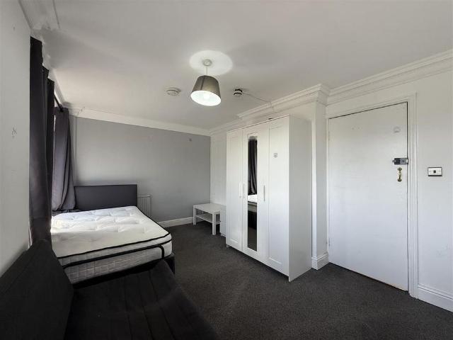 1 bedroom in a house share to rent