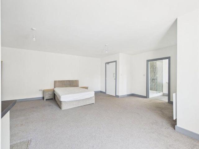 1 bedroom in a house share to rent