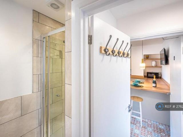 1 bedroom in a house share to rent