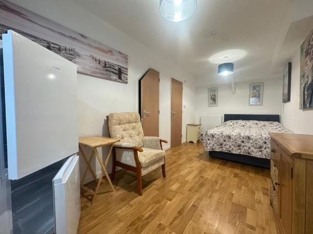 1 bedroom in a house share to rent