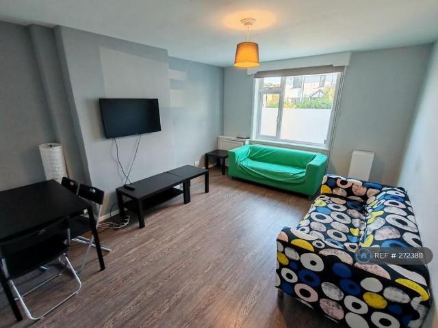 1 bedroom in a house share to rent