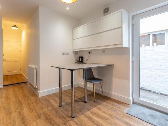 1 bedroom in a house share to rent