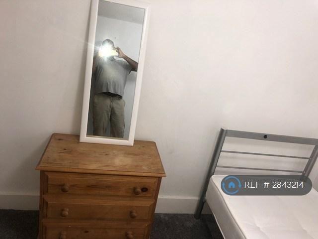 1 bedroom in a house share to rent