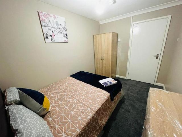1 bedroom in a house share to rent