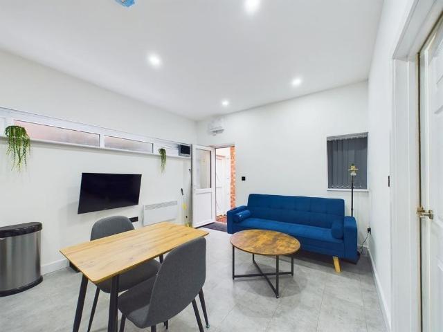 1 bedroom in a house share to rent