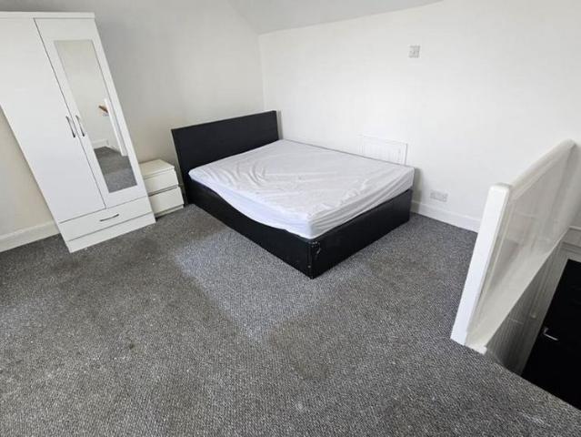1 bedroom in a house share to rent